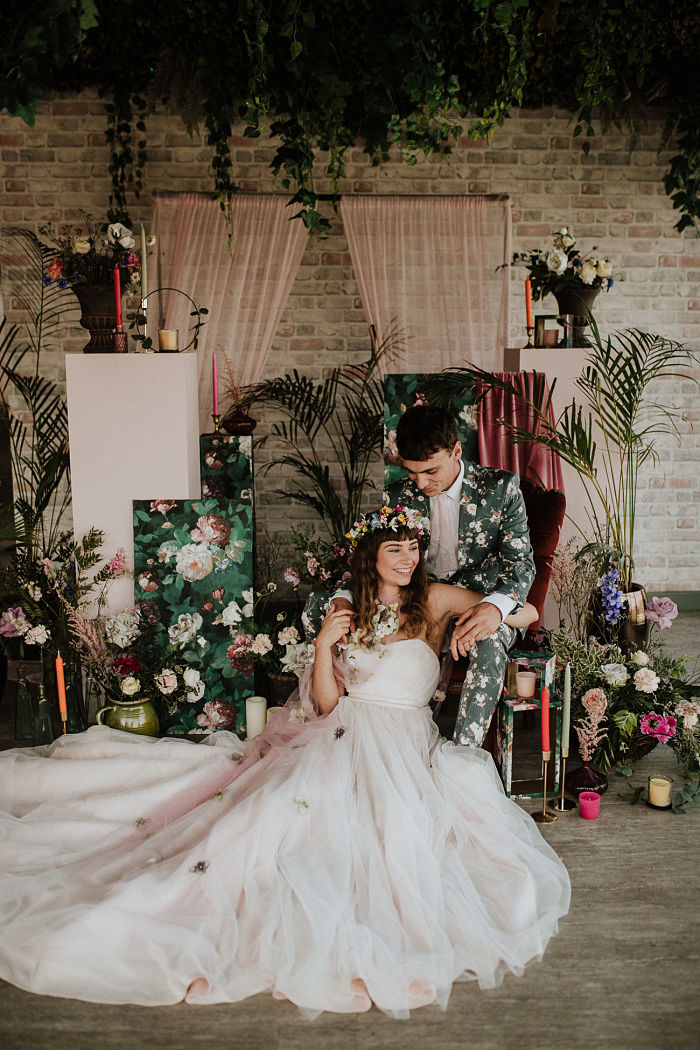 Hermosa boda botánica rodeada de flores en Manchester